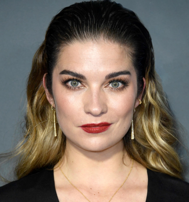 Annie Murphy: Biography, Movies, Net Worth & Photos